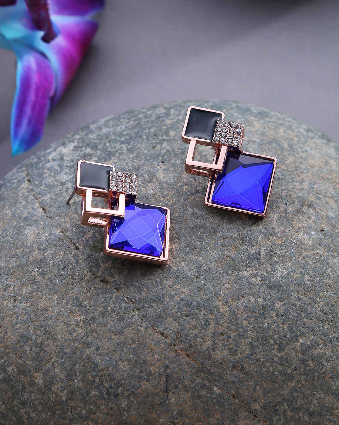 SOHI Diamond Shaped Trendy Studs
