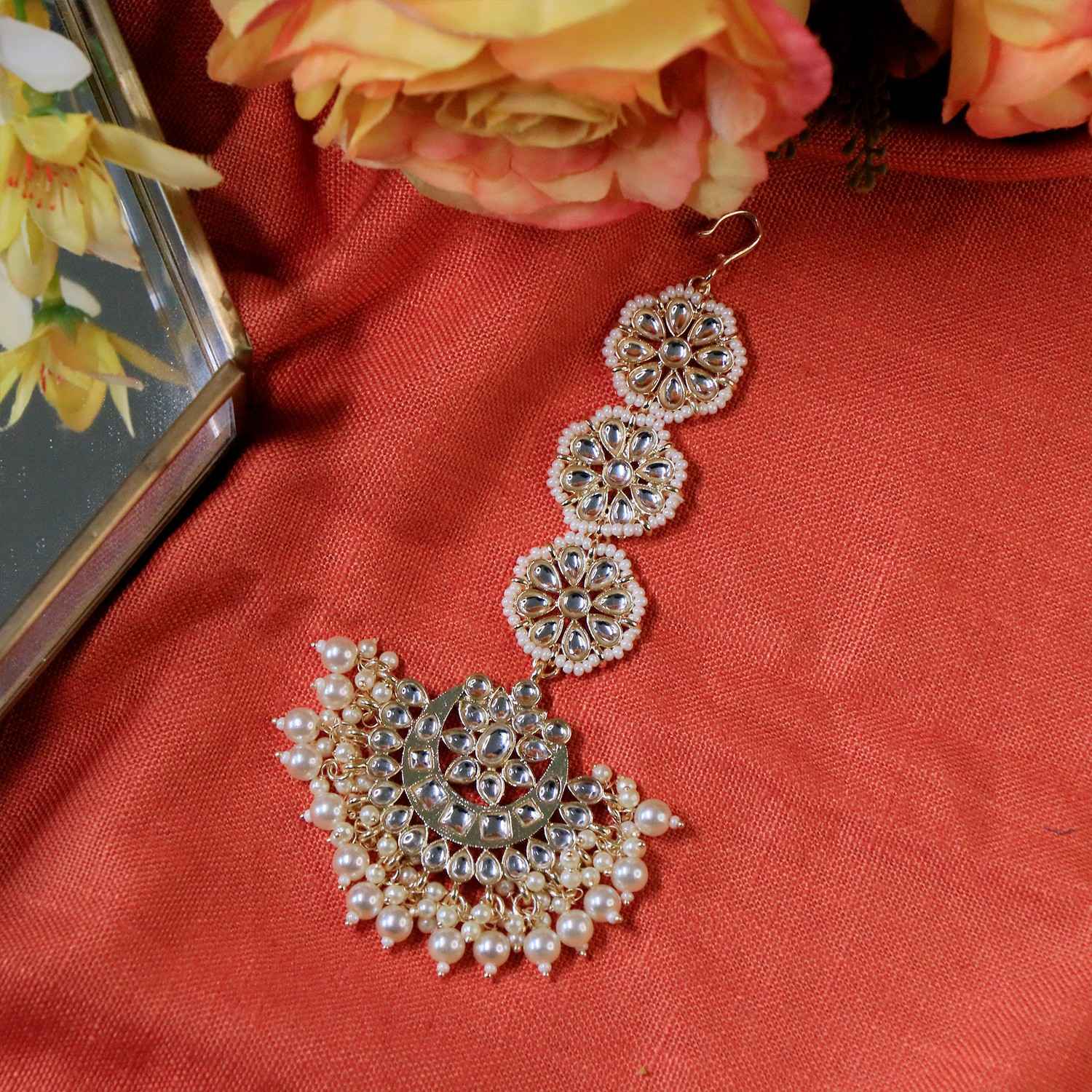 Ishhaara Rajwadi Chandbali Teeka