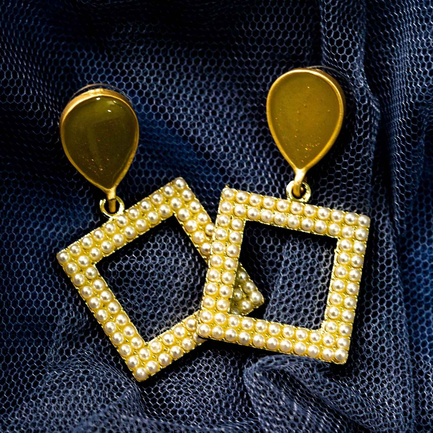 Ishhaara Square Pearl Frame