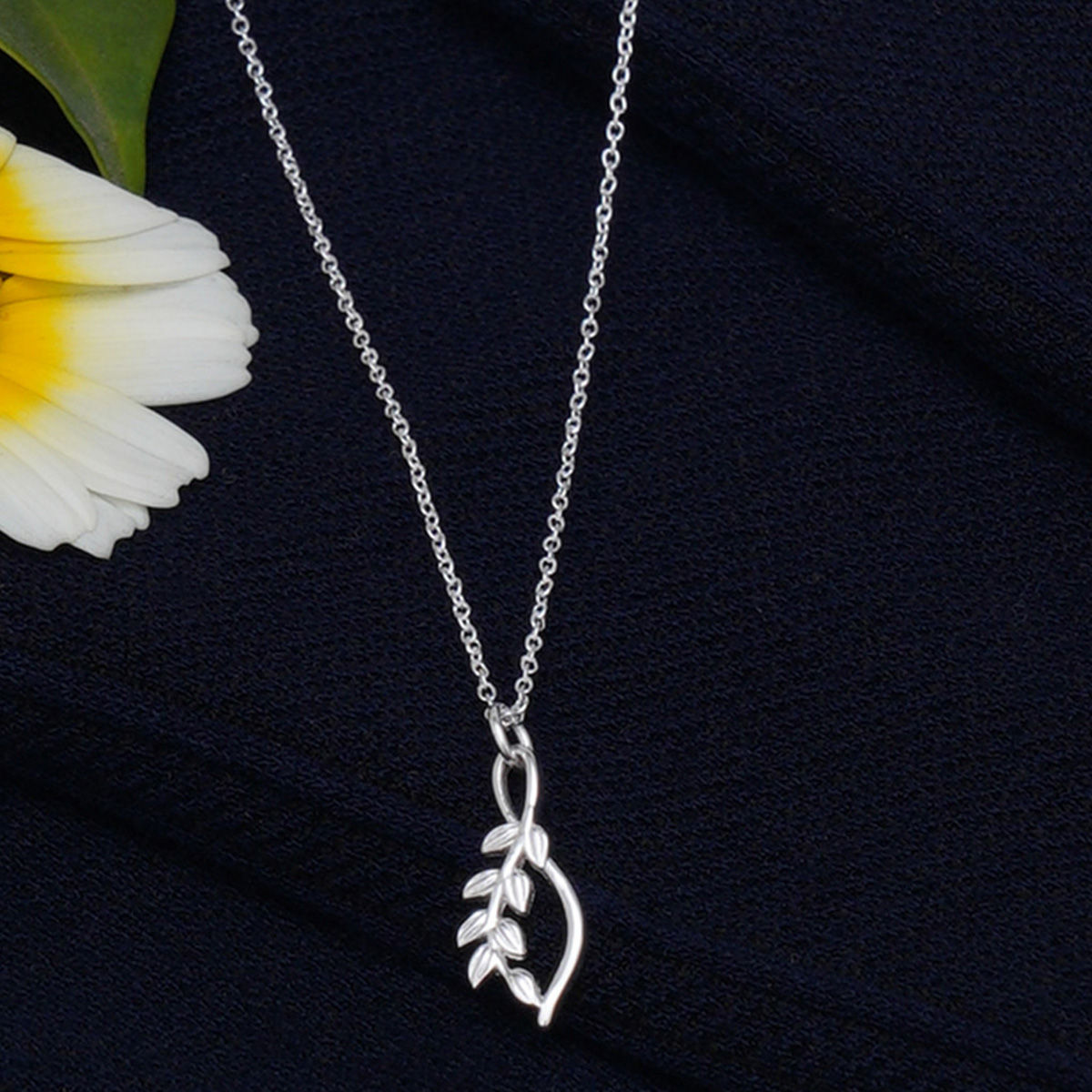 KUNUZ by Karatcart 925 Sterling Silver Leaf Shape Pendent for Women