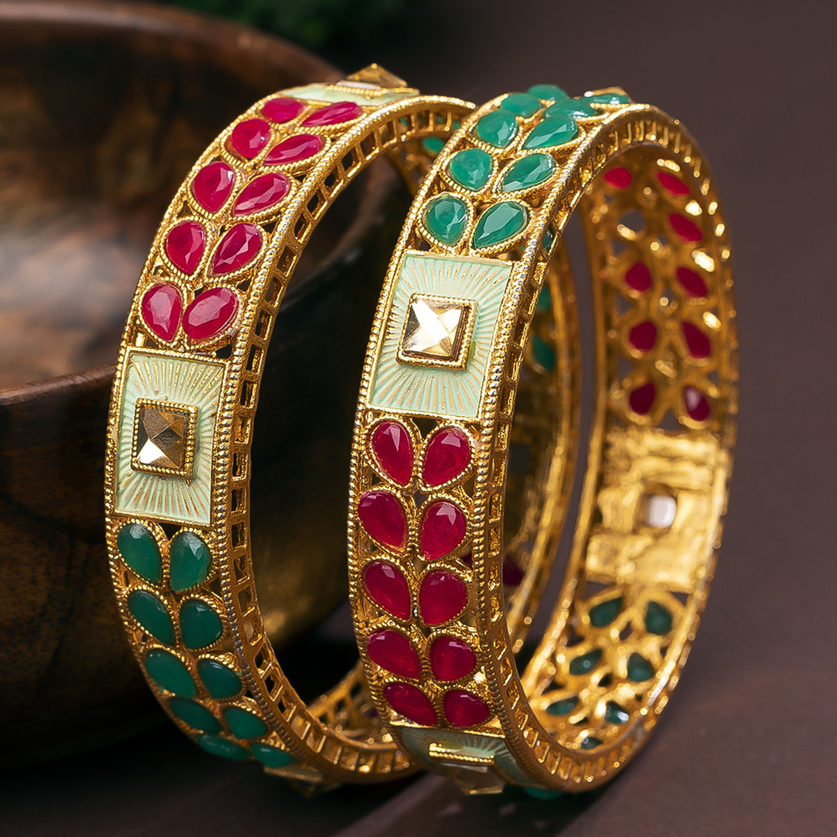 Sukkhi Splendid Kempu Stone Gold Plated (Set of 2) Bangle For Women 2.6