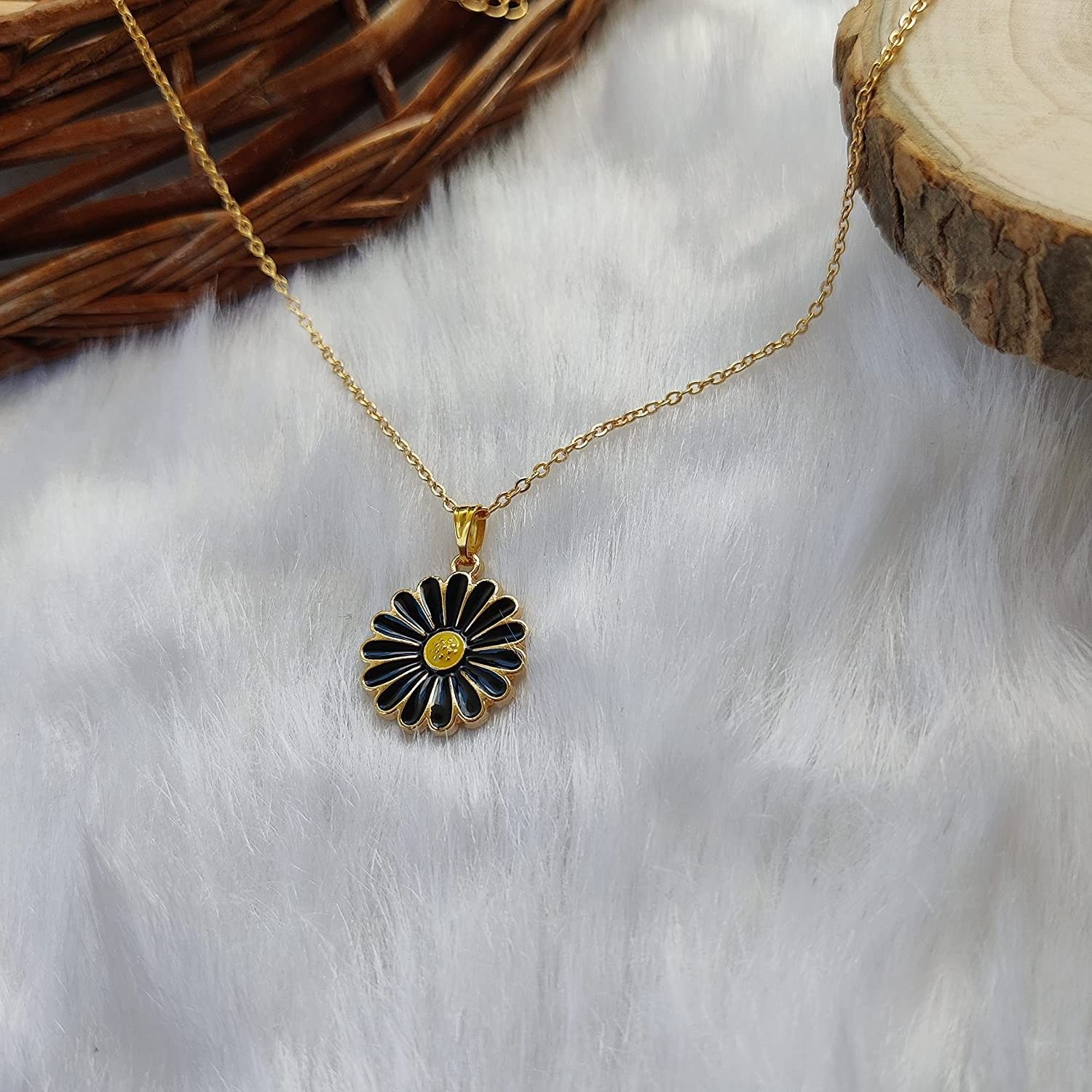 Rack Jack Y2K Charm Pendant Gold Necklace - Daisy - Black