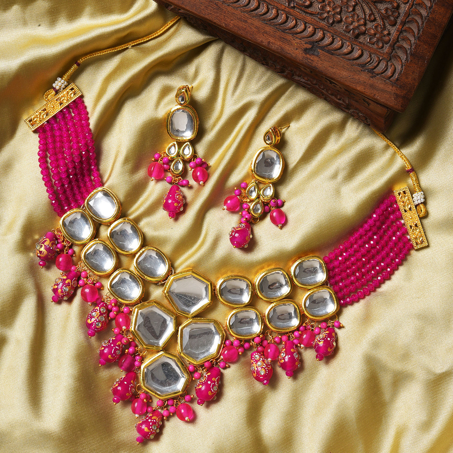 SOHI Gold Plated Pink Beaded Kundan Studded Jewellery Set