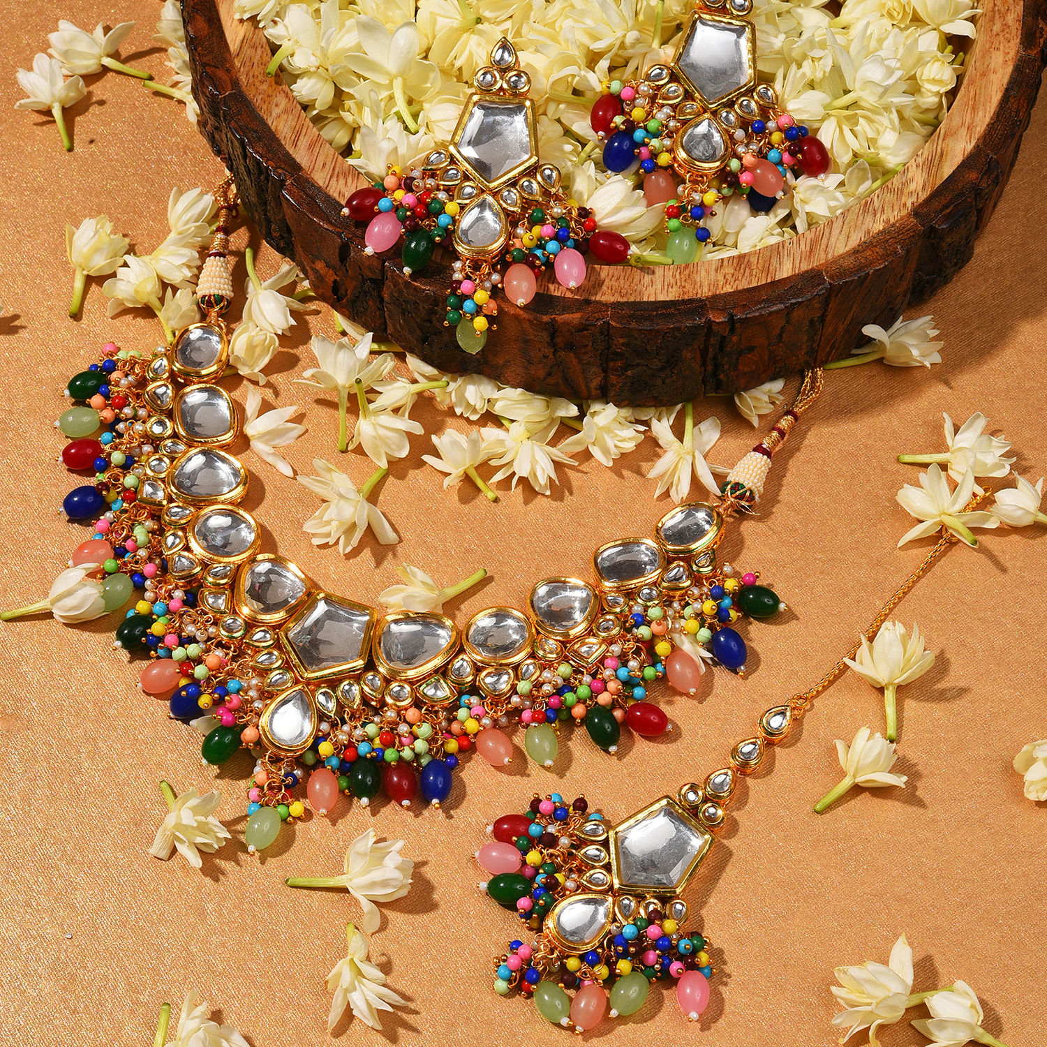 SOHI Women Gold-Plated Kundan Studded Beaded Jewellery Set